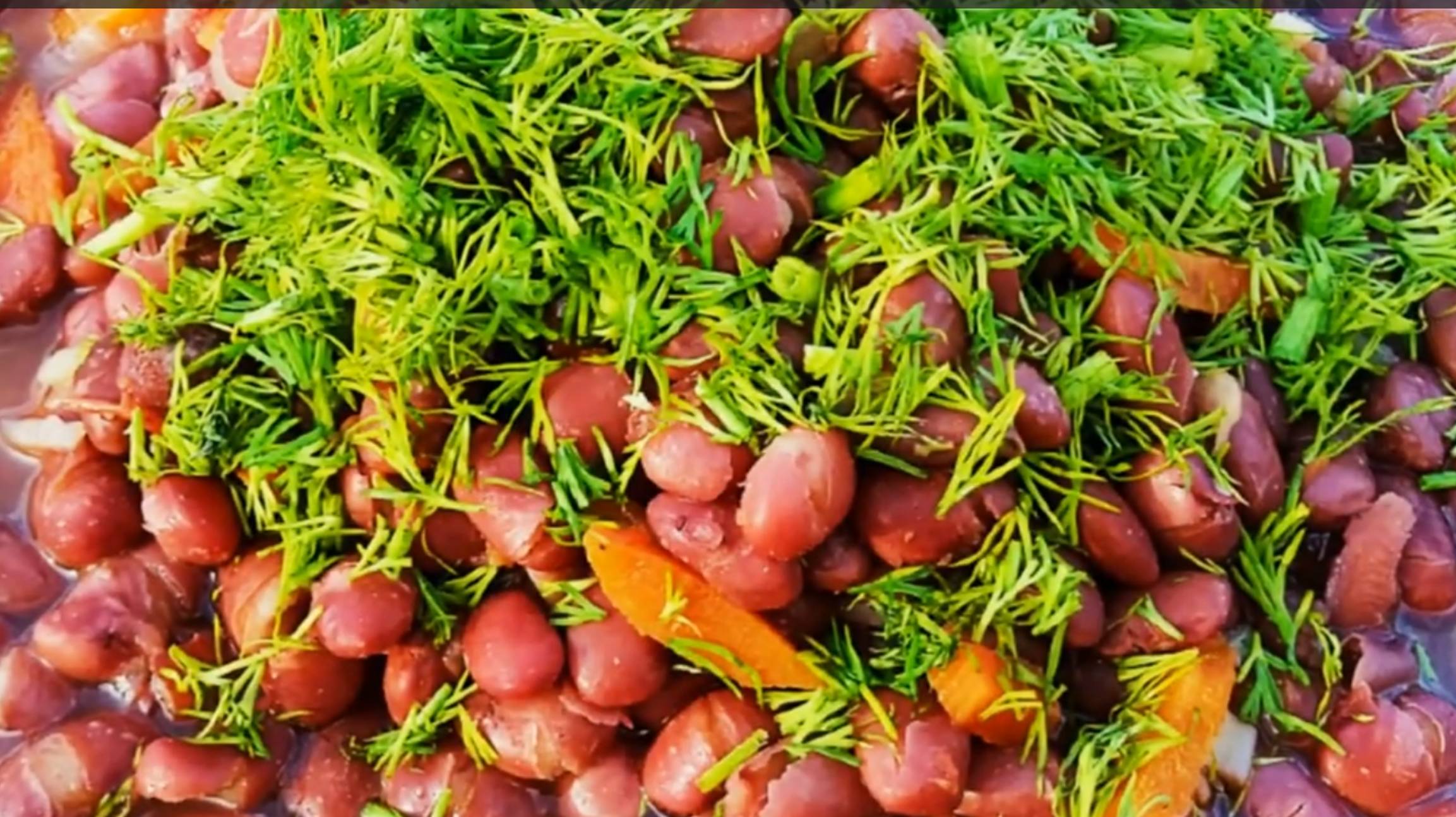 Фасоль в казане на костре в томатном соусе с овощами! ТУШЕНАЯ ФАСОЛЬ! Как же это невероятно вкусно!