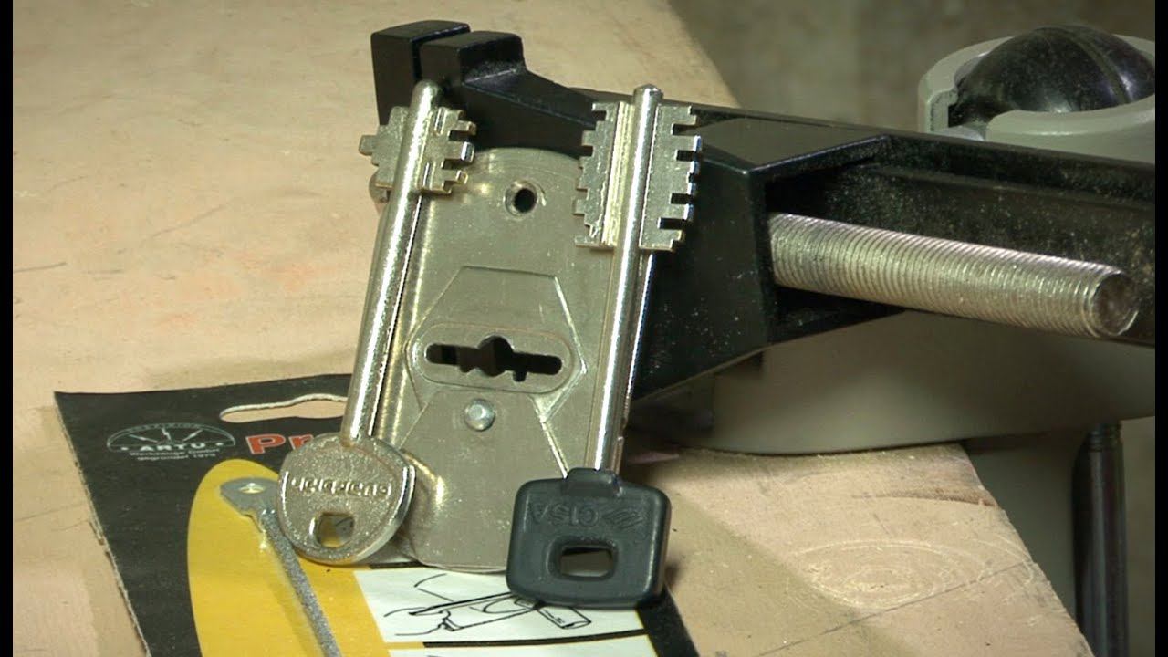 Пропиливаем бороздку в накладке для замка