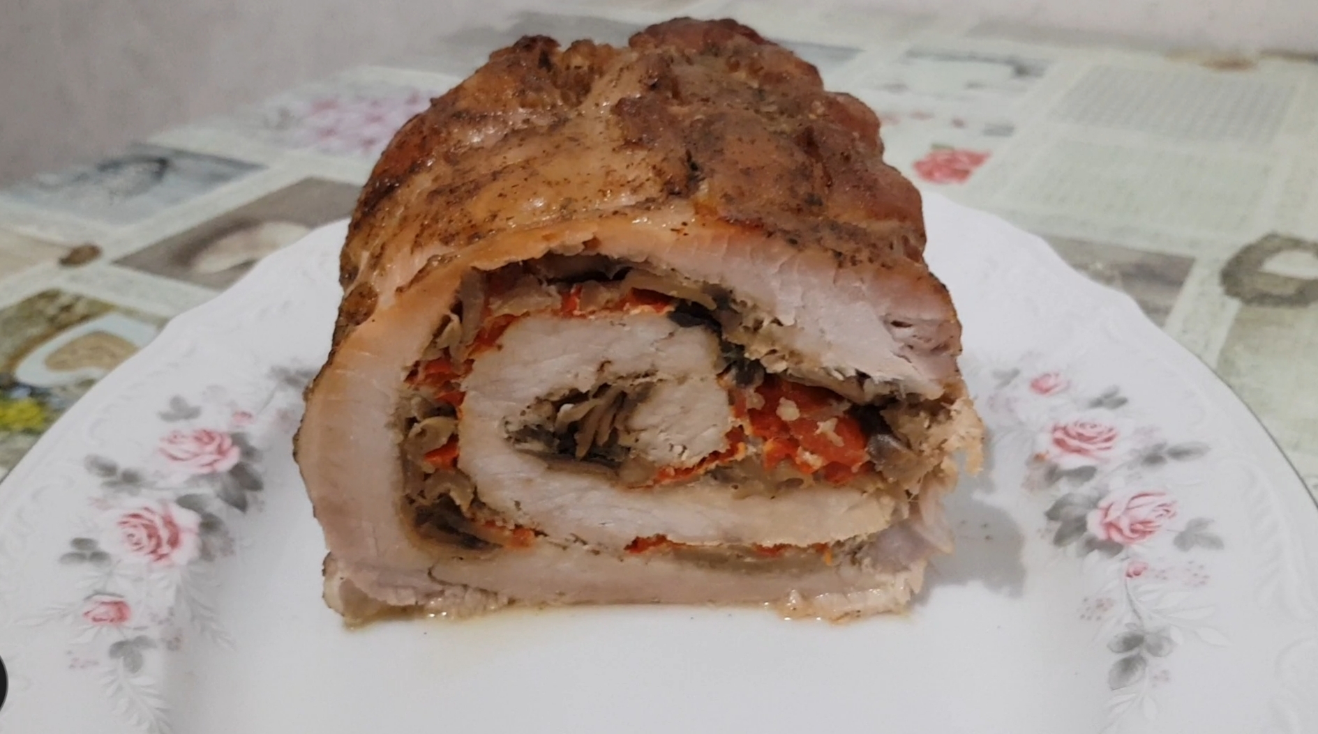 Мясной рулет с жареными шампиньонами.