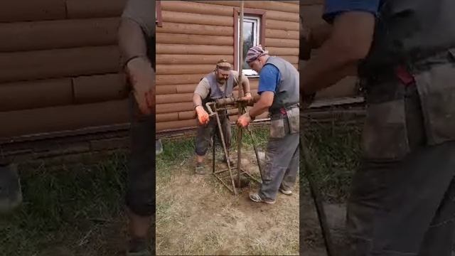 Эта скважина не удалась, статика 8 метров, на 10 камень не дал пройти