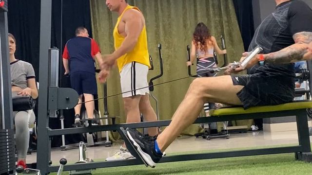 Фронтальная тяга блока сидя обратным хватом