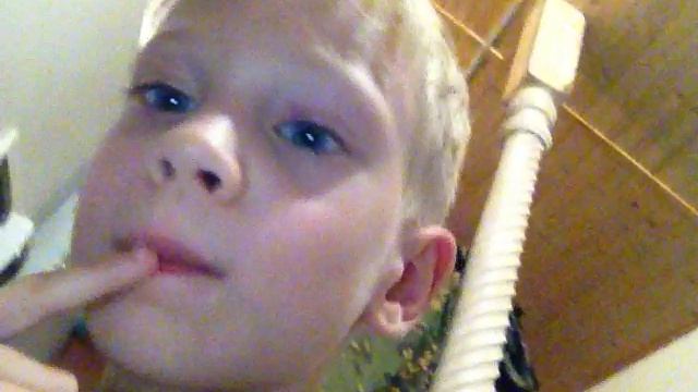 У Вани мошка попала в ухо Вани