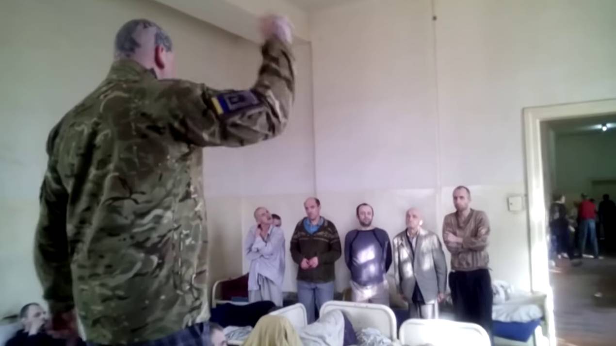 Украинец в психушке говорит, что он высшая расса