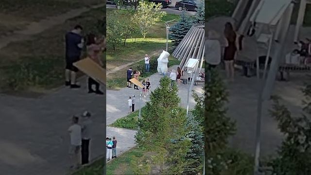 Медведь узнал о повышение ключевой ставки до 19% и на радостях сбежал из московского Зоопарка.