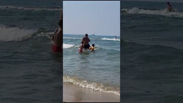 Я с братом бью волны