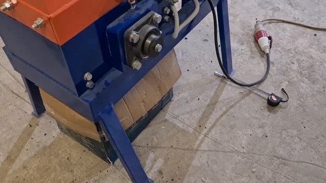 Дробилка пластика МИГ-300 калибровочная сетка 8 мм пластик 10мм.mp4