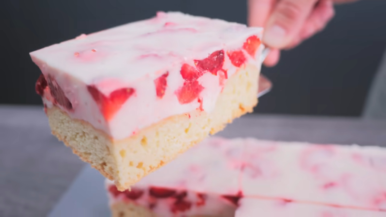 КЛУБНИЧНЫЙ ДЕСЕРТ СО СМЕТАНОЙ НА КОРЖЕ Торт так просто готовится.