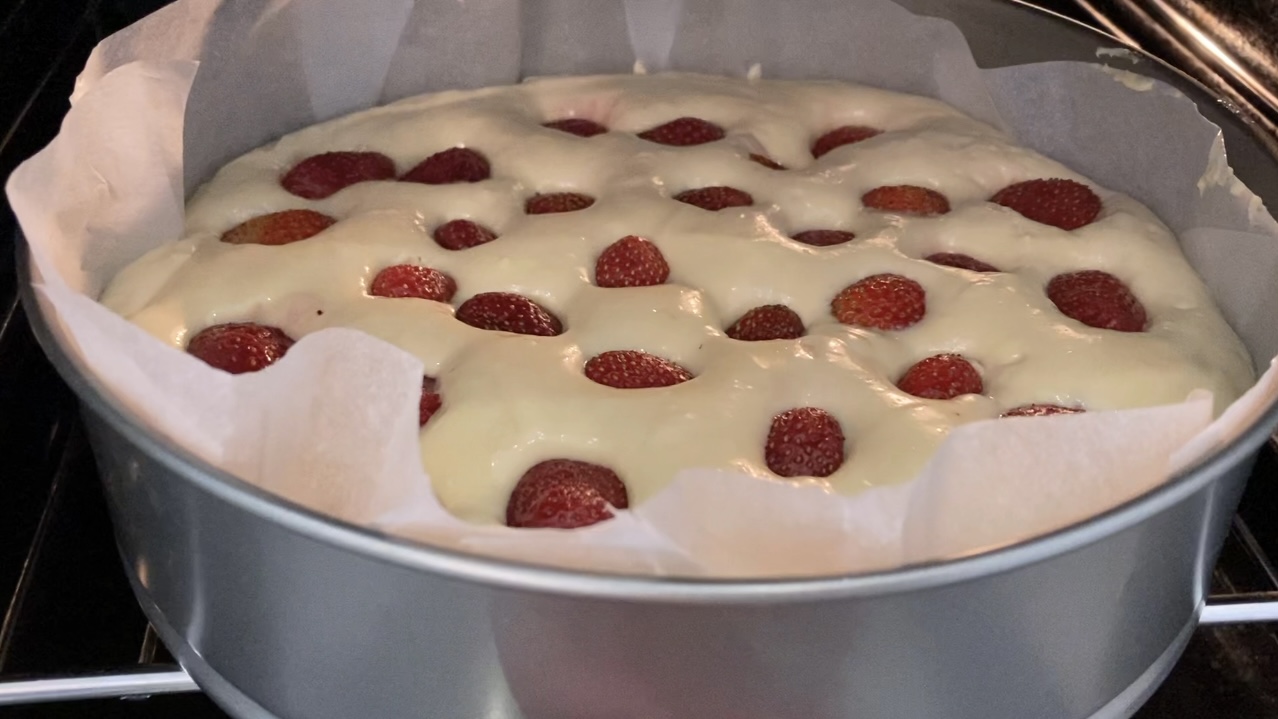 С ним и торта не надо. Восхитительный бисквитный ПИРОГ С КЛУБНИКОЙ.