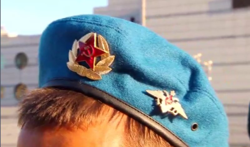 С твоей тельняшкой, чёрной как асфальт....Памяти гвардии майора ВДВ Евгения Сулохина.  Стих.