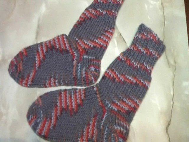 Как вязать носки спицами. Два варианта вязания пятки: классическая и пятка "Бумеранг".