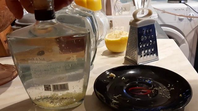 Самогон с лимонной цедрой