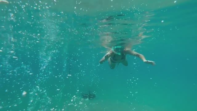 Пляж с пузырьками на острове Кос в Греции - Bubble Area On The Paradise Beach. Kos Island Greece.