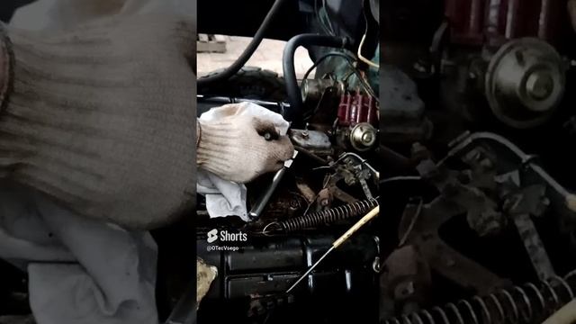 ОТец выкрутил прикипевшую шпильку воротком