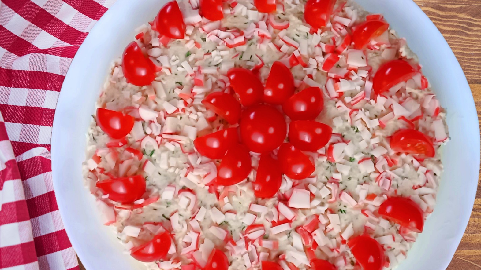 На праздничный стол слоеный  салат с крабовыми палочками и плавленым сыром