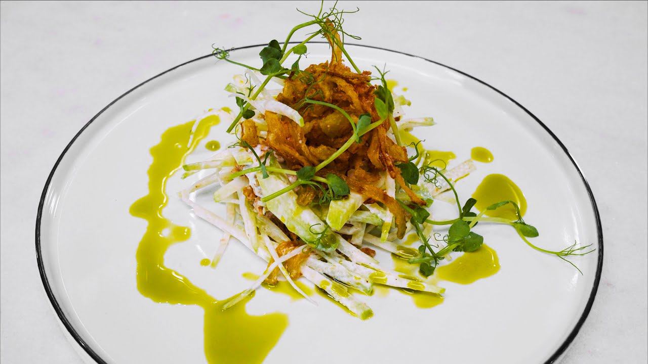 Салат с Hi BEEF фаршем, хрустящим луком фри и ледяной редькой