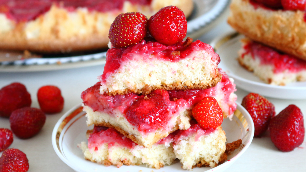 Шарлотка с клубникой в духовке. Рецепт вкусного клубничного пирога к чаю.