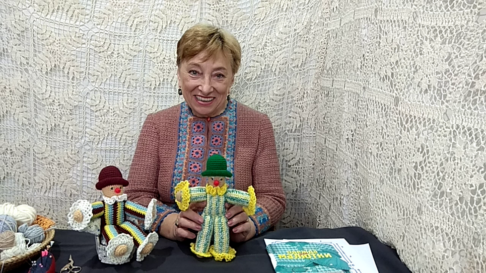 Игрушка-сувенир "Клоун". Мастер-класс по вязанию крючком от О. С. Литвиной.