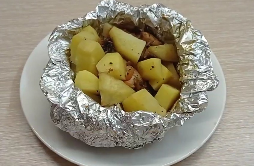 Горшочки больше не понадобятся! Запекаю картофель в тарелочках из фольги.