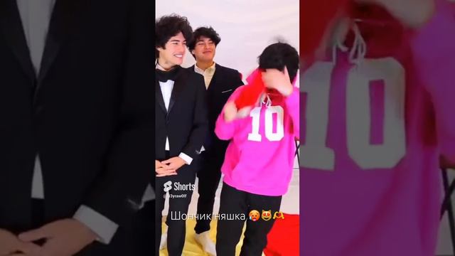 Шон 😻 #shonmendes #challenge #ананас #pineapple #comedy #шон #stokestwins #shawnstokes