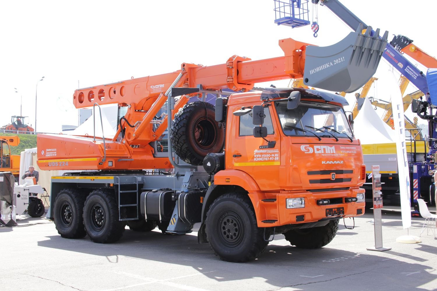 Экскаватор-планировщик UDS-224 на шасси полноприводного автомобиля КАМАЗ-43118.