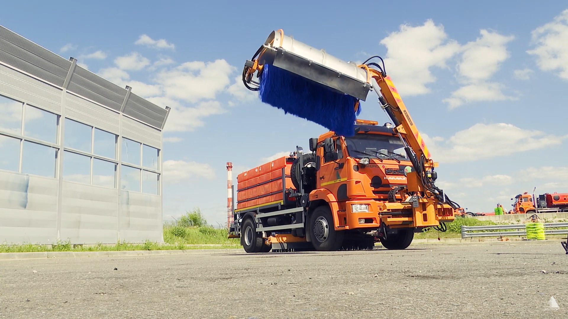 Универсальный манипулятор от Меркатор: для мойки защитных ограждений и не только