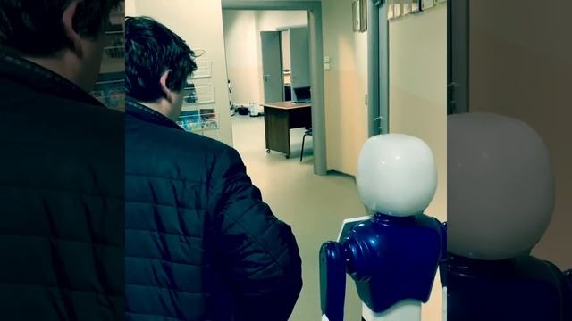 Офис робот встречает гостей и предлагает кофе.mp4