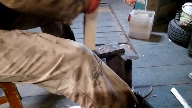 Нож из гаечного ключа против консервной банки