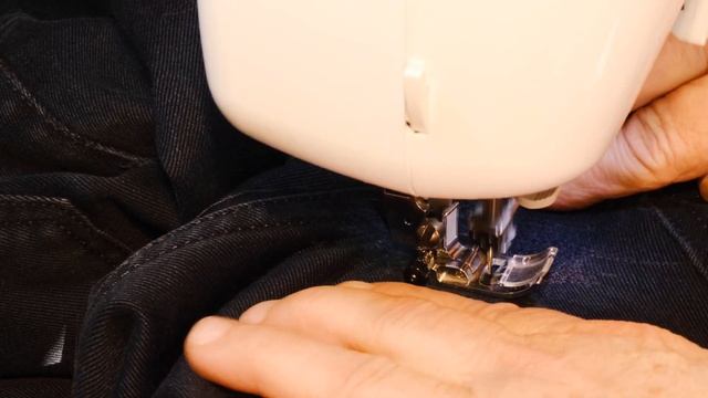 Как просто зашить дырку, потертость на брюках (джинсах) между ног.mp4