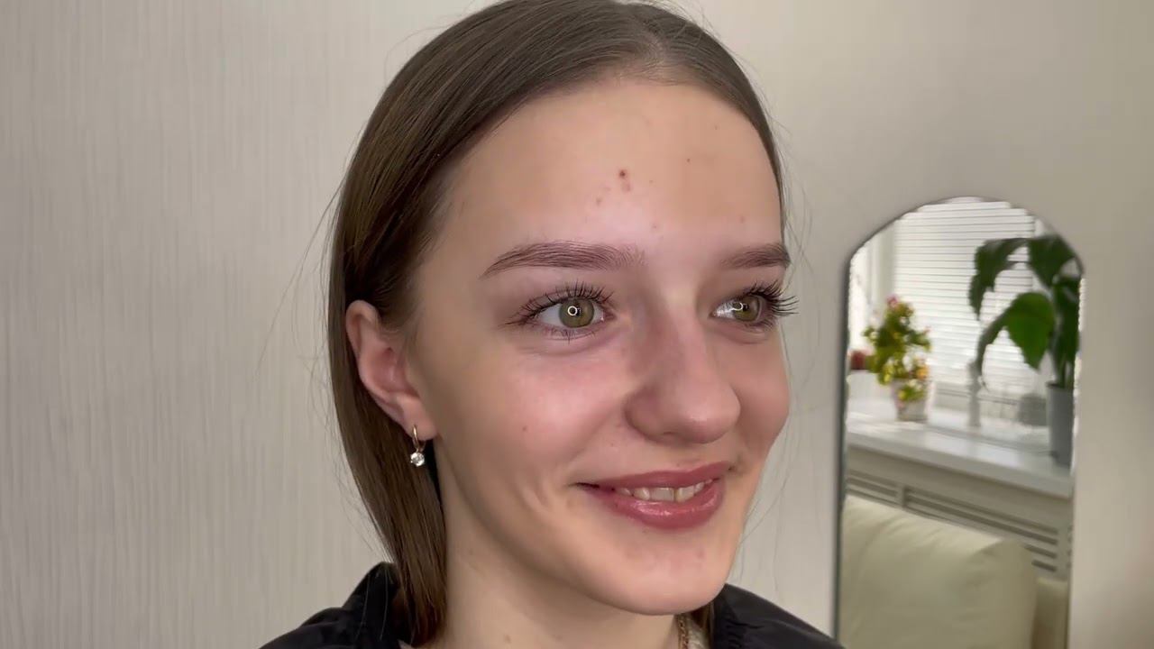 Коррекция бровей пинцетом.