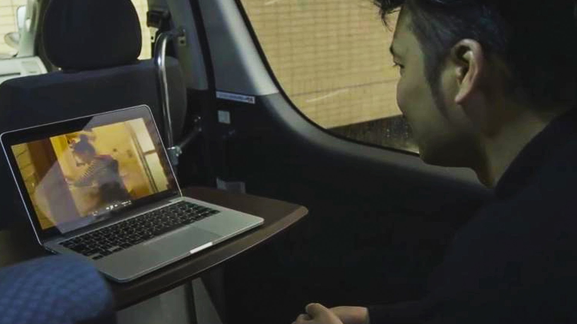 Супруг не мог понять, отчего жена дома так устает. Он установил камеру и проследил за ней целый день