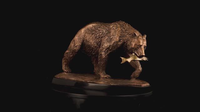 Кабинетная скульптура Медведь с рыбой (бронза)