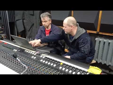 Илья Денисенко и Дмитрий Мухин делают мастеринг сингла группы ВЫСТРЕЛ