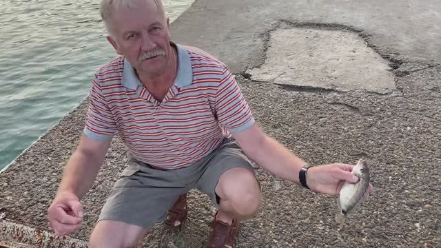 Кабардинка 2022 рыбалка у пирса Рыба клюёт