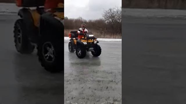 Танец квадроцикла на льду