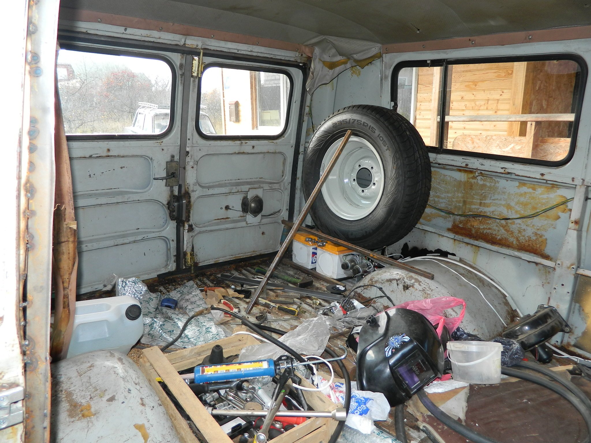 УАЗ Буханка. Вид на переделки через боковую дверь, осень 2020