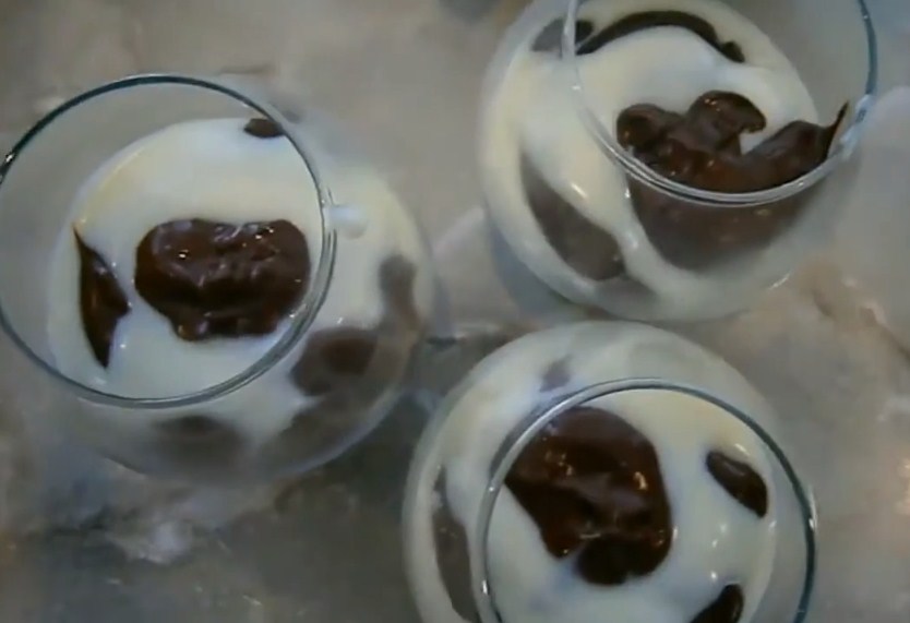 Очень вкусный Шоколадно ванильный пудинг. Простой рецепт.