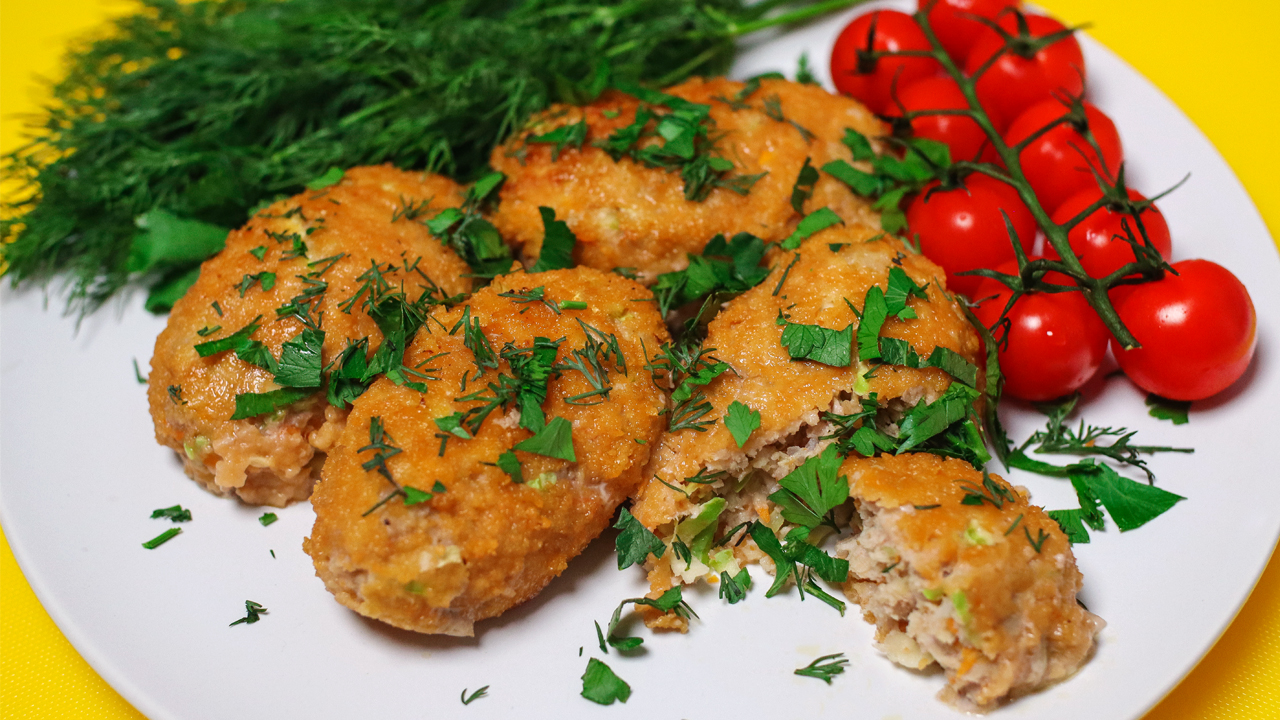 Котлеты из фарша и кабачков в духовке. Рецепт сочных котлет из мясного фарша. Котлеты с кабачком.