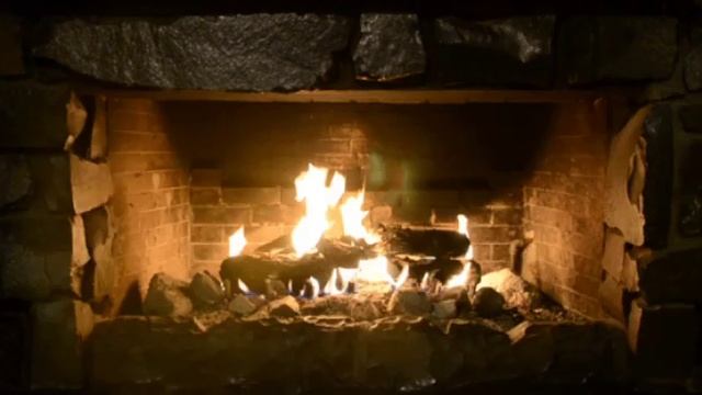 ЗВУКИ ДЛЯ СНА // ГОРИТ КАМИН С ПОТРЕСКИВАНИЕМ ДРОВ