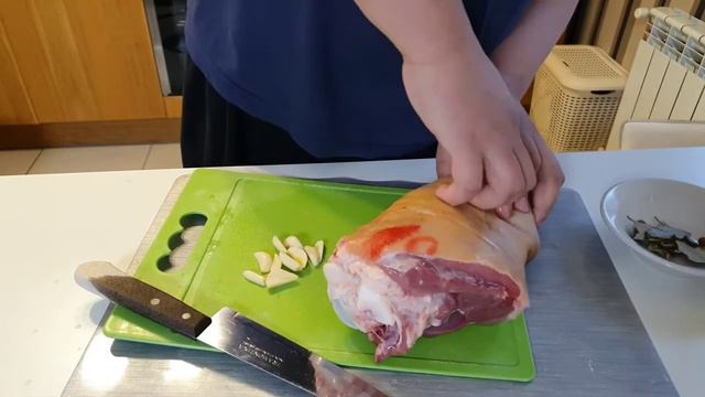 Готовим свиную рульку - вепрево колено. Идем голосовать на выборы.