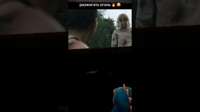 Девушка из будущего показывает аборигену как правильно разжигать огонь.mp4