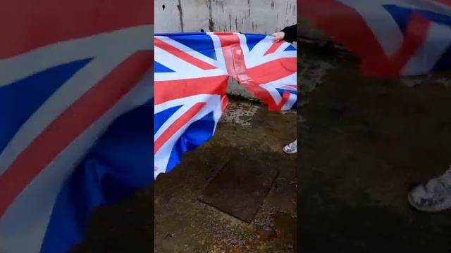 Мигранты сожгли и обоссали флаг Британии