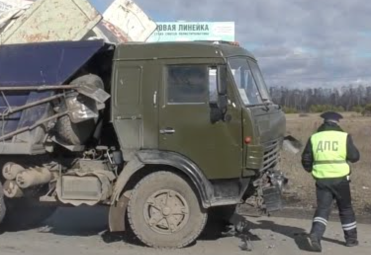 Столкнулись легковушка и КАМАЗ