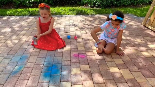 Настя и папа устроили день уборки игрушек. Полезное видео для детей.