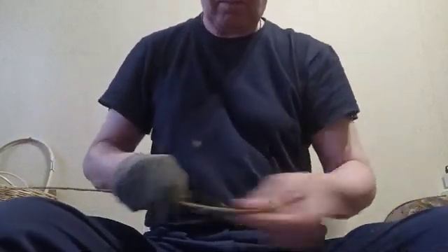 Как я чищу пропаренный прут от коры.mp4