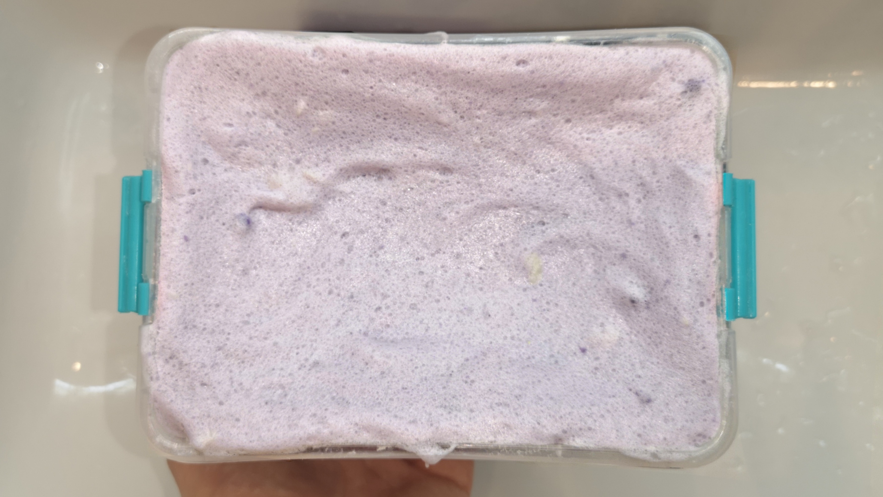 ГУСТАЯ МЫЛЬНАЯ ПЕНА С ХРУСТЯЩЕЙ КОРОЧКОЙ/ЖМЯК ДВУМЯ МЯГКИМИ ГУБКАМИ/МНОГО РАЗМОКШИХ МЫЛЬНЫХ КУСОЧКОВ