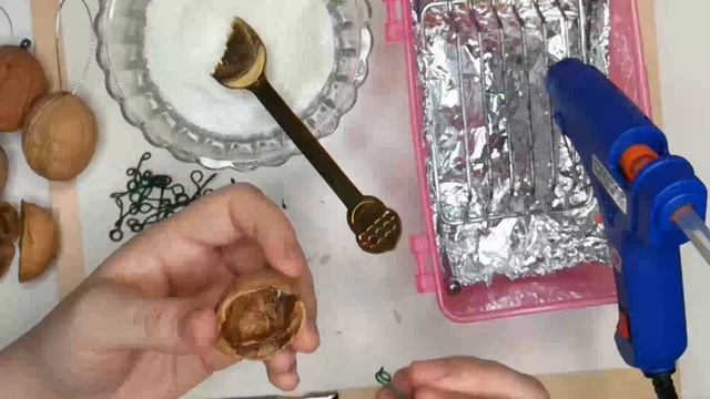 Мастер-класс «Золочёные орехи с эффектом погремушки на новогоднюю ёлку».