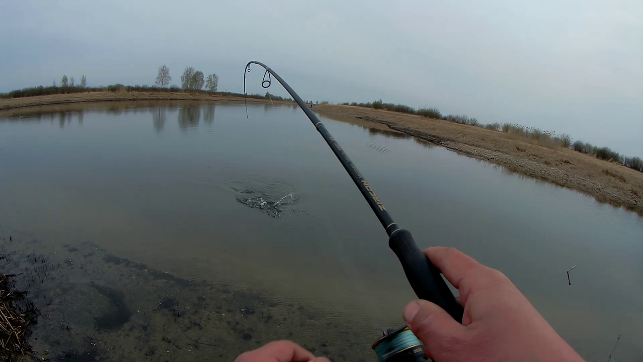 Спиннинг с берега. Ловля щуки на спиннинг весной. Вечерний клёв хищника. Рыбалка на спиннинг 2023.