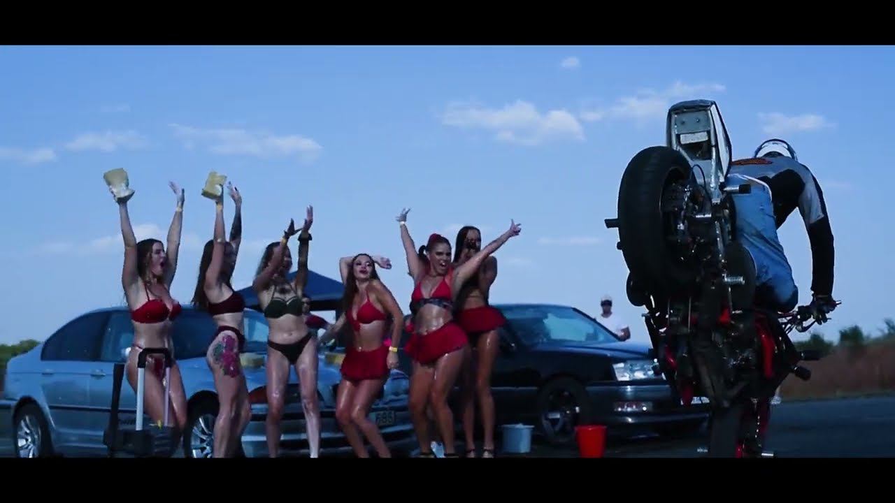 Автомойка в купальниках у #Бати / #Тачки #девчонки #лето 18+