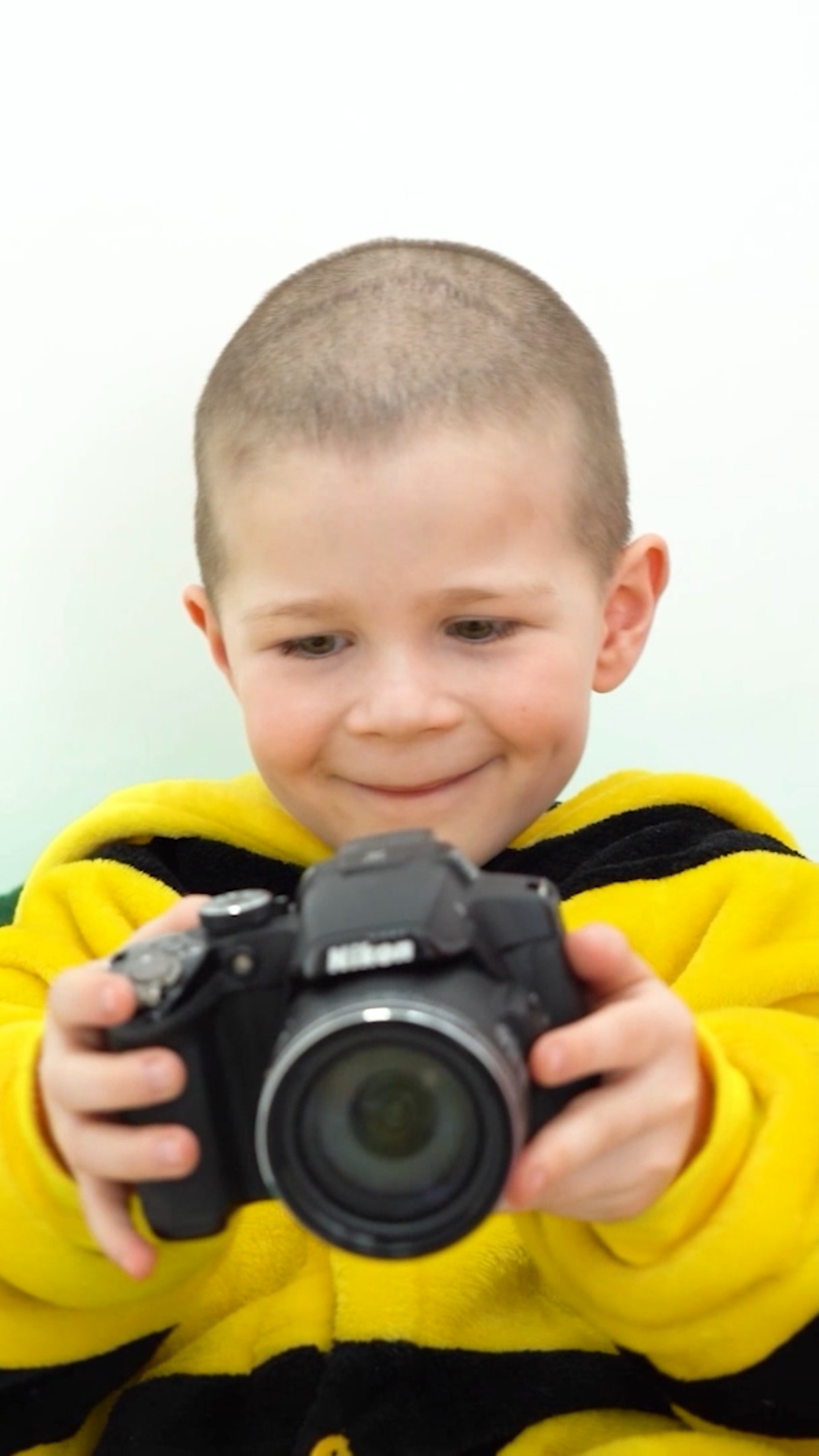 Ребенку подарили фотоаппарат