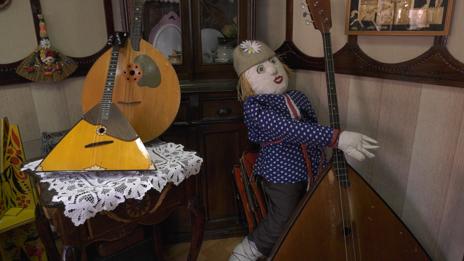 Музеи Шадринска. Гусли и балалайка